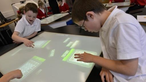 Mesas inteligentes podem ser o futuro da educação nas salas de aula ...