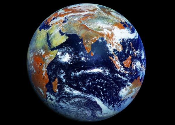 Divulgada a primeira imagem da Terra fotografada com um único disparo ...