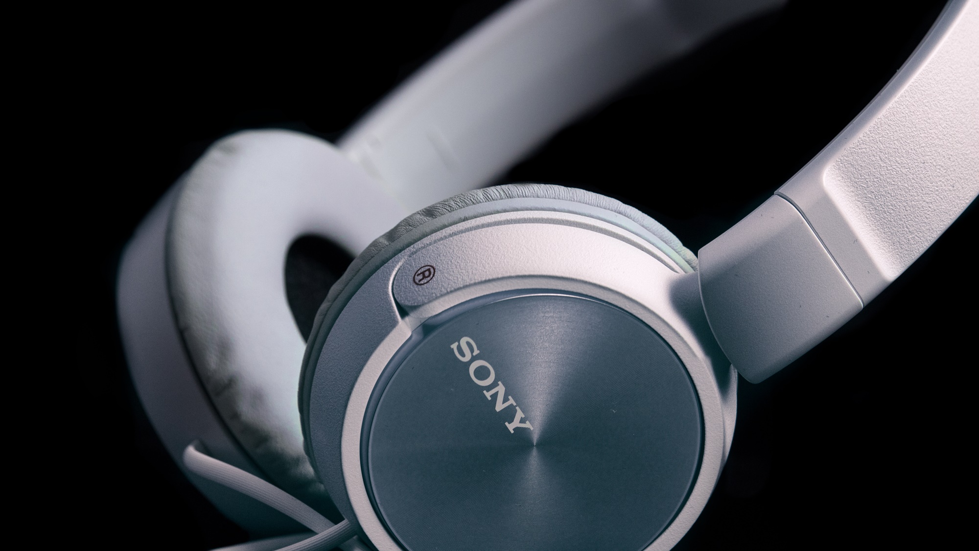 Sony volta ao Brasil com fones de ouvido em parceria com Multilaser ...