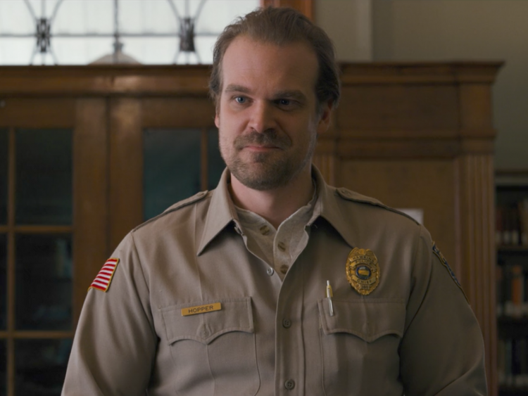 Stranger Things: David Harbour conta o que podemos esperar de Hopper na ...
